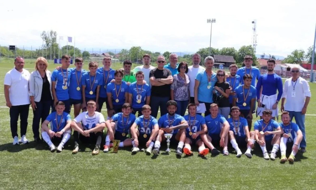 Echipa de fotbal a Universității Aurel Vlaicu din Arad reprezintă ...