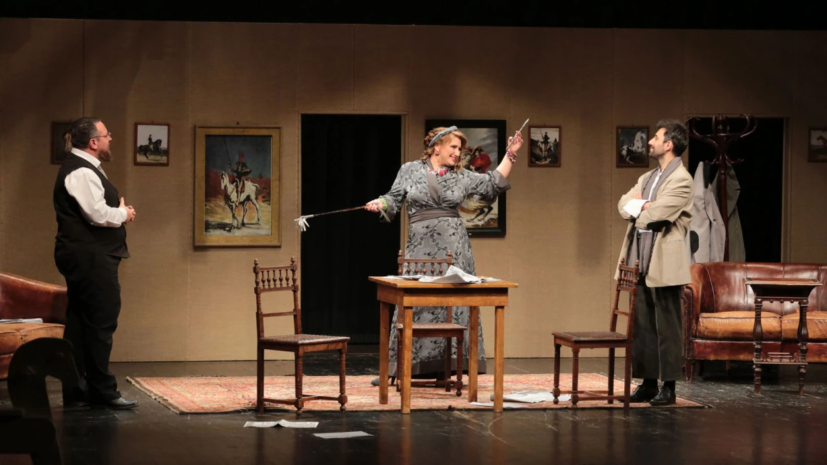 În weekend, pe scena Teatrului Clasic „Ioan Slavici”, se joacă „Omul cu ...