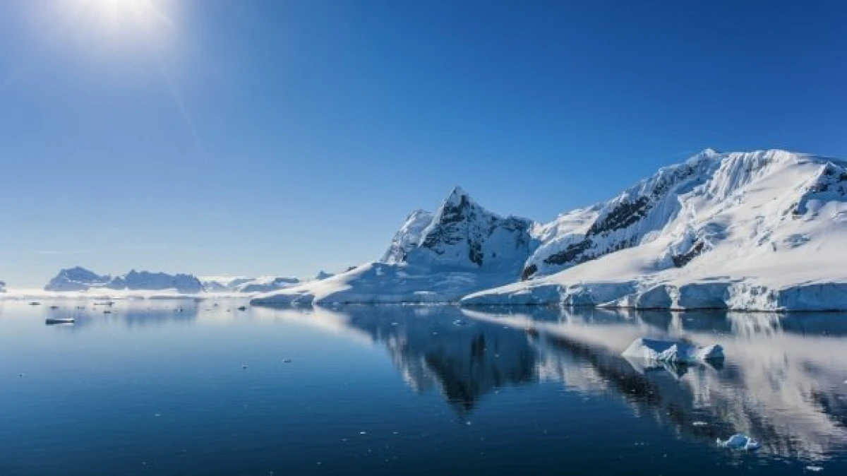 Topirea gheţii din Antarctica favorizează formarea furtunilor, potrivit ...