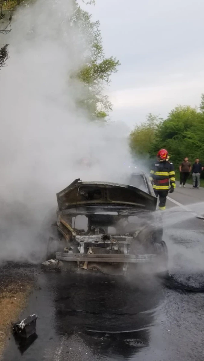 Un autoturism s-a făcut scrum pe drumul dintre Chișineu-Criș și Sintea ...